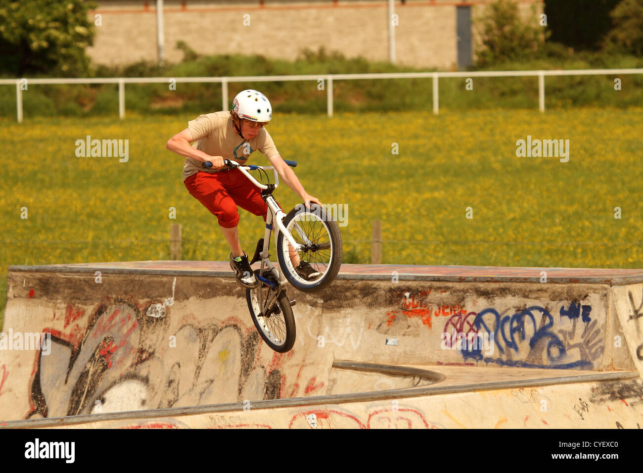 Young guy playing on his BMX bike on the Cheddar skate park Stock Photo ...