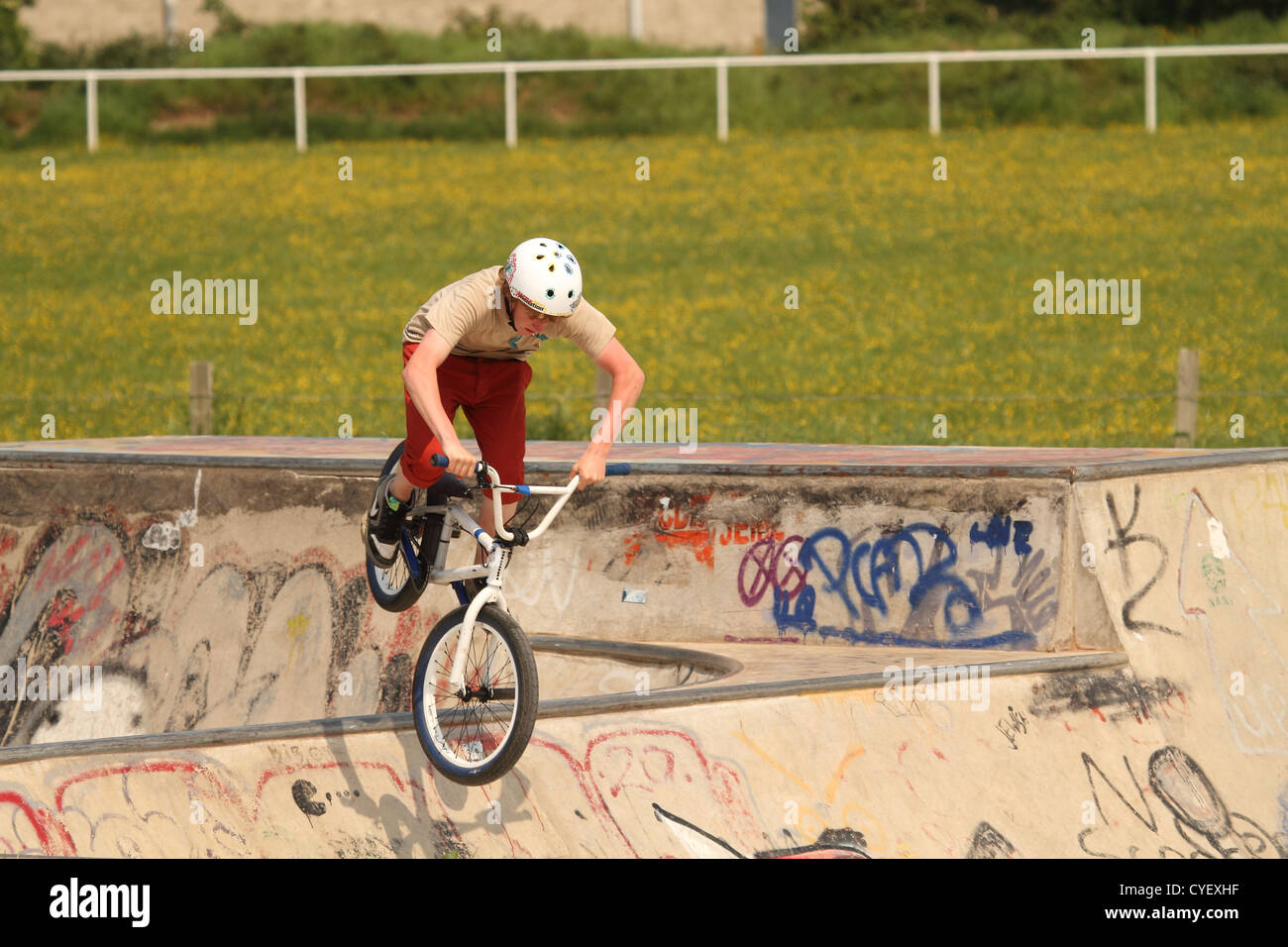 Young guy playing on his BMX bike on the Cheddar skate park Stock Photo ...