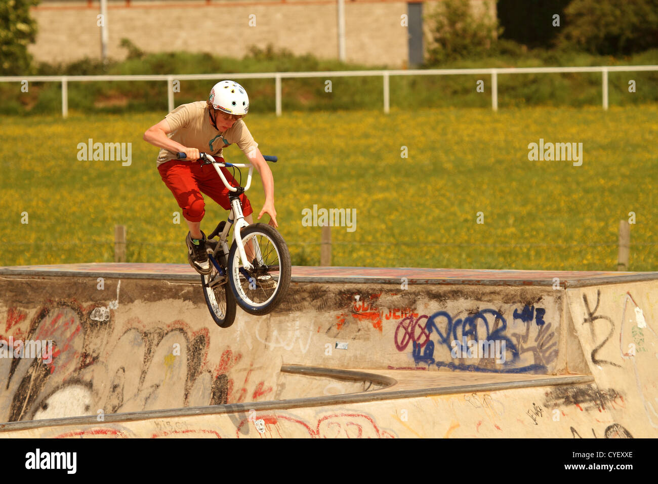 Young guy playing on his BMX bike on the Cheddar skate park Stock Photo ...