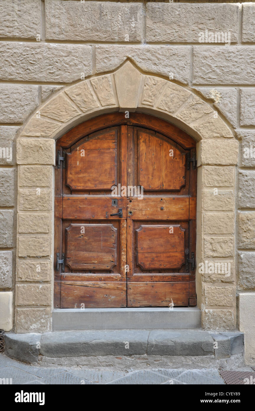 Wooden gate and a stone wall, buildings Tuscany Stock Photo - Alamy