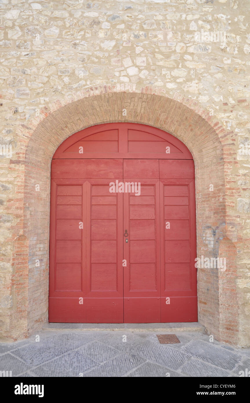 Wooden gate and a stone wall, characteristic buildings Tuscany Stock ...