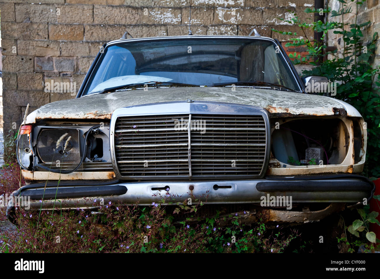 Old damaged car on the back yard Stock Photo - Alamy