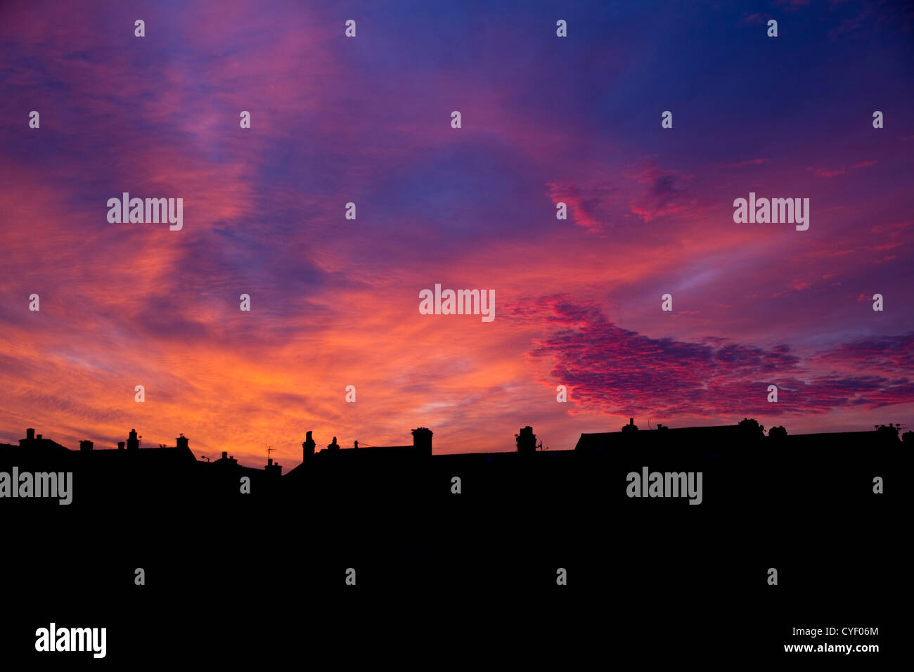 Beautiful sunrise over buildings hi-res stock photography and images ...