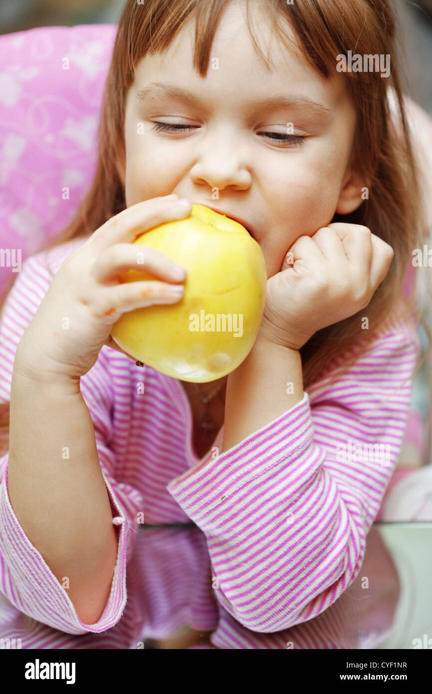 Portrait of child eating an apple Stock Photo - Alamy