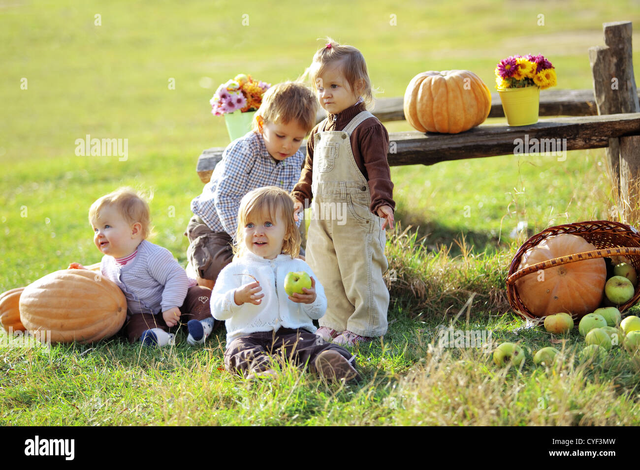 Group of cute kids hi-res stock photography and images - Alamy