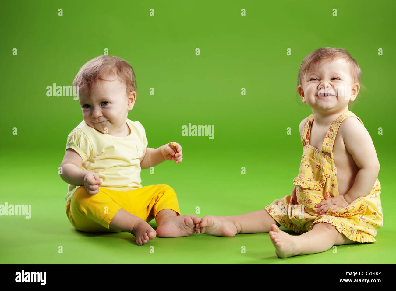 Twins babies cute sisters hi-res stock photography and images - Alamy