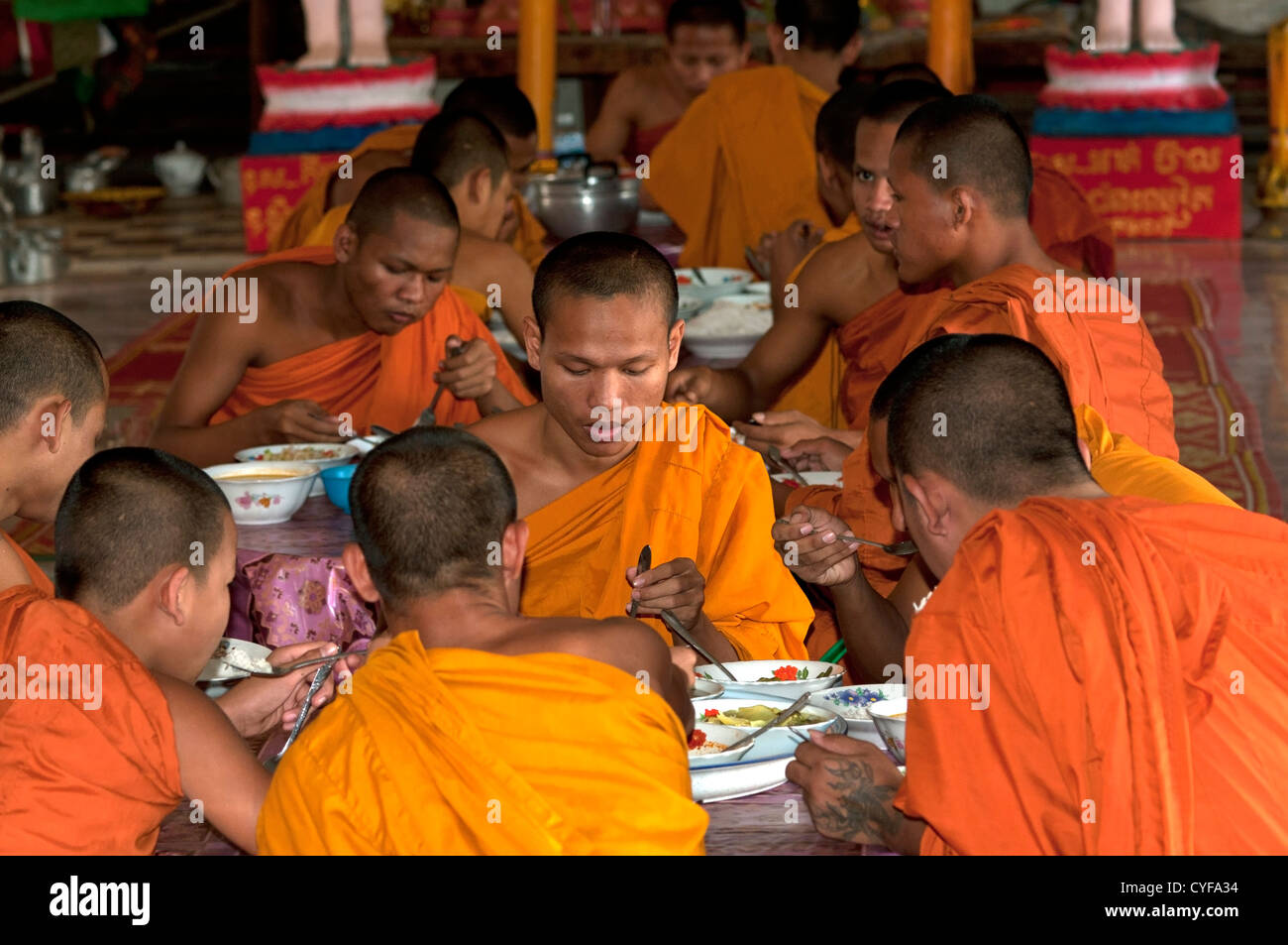 Buddhist monks eating hi-res stock photography and images - Alamy