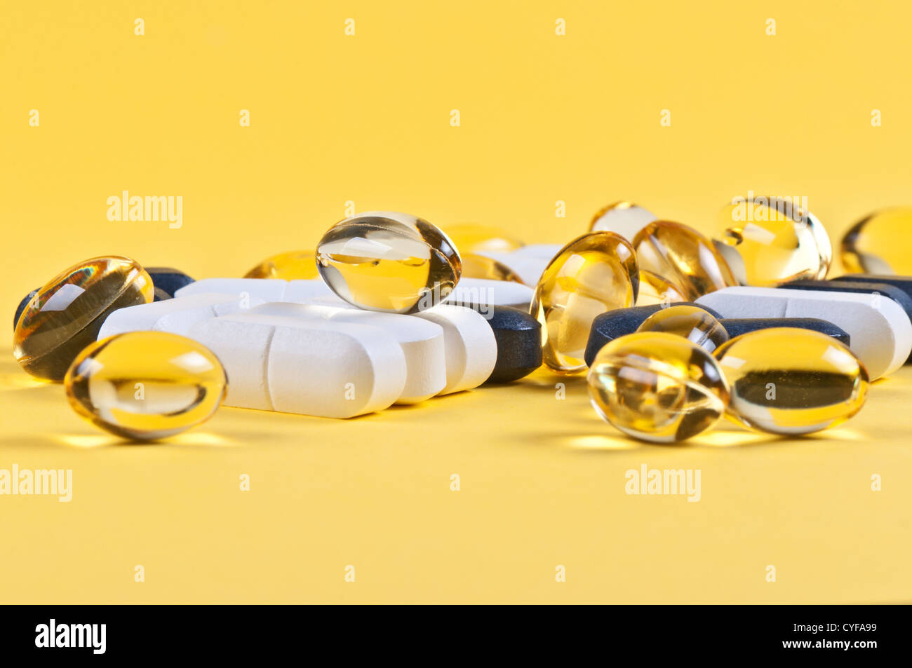 Yellow white pill capsule hi-res stock photography and images - Alamy