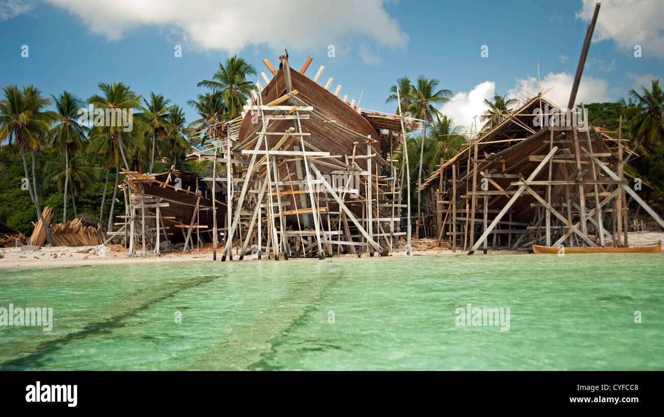 Traditional Pinisi wooden sailing boat construction, Bira Sulawesi ...