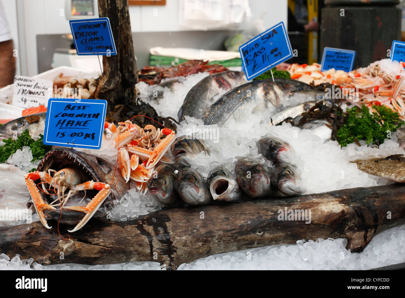 Market stall selling fish hi-res stock photography and images - Alamy