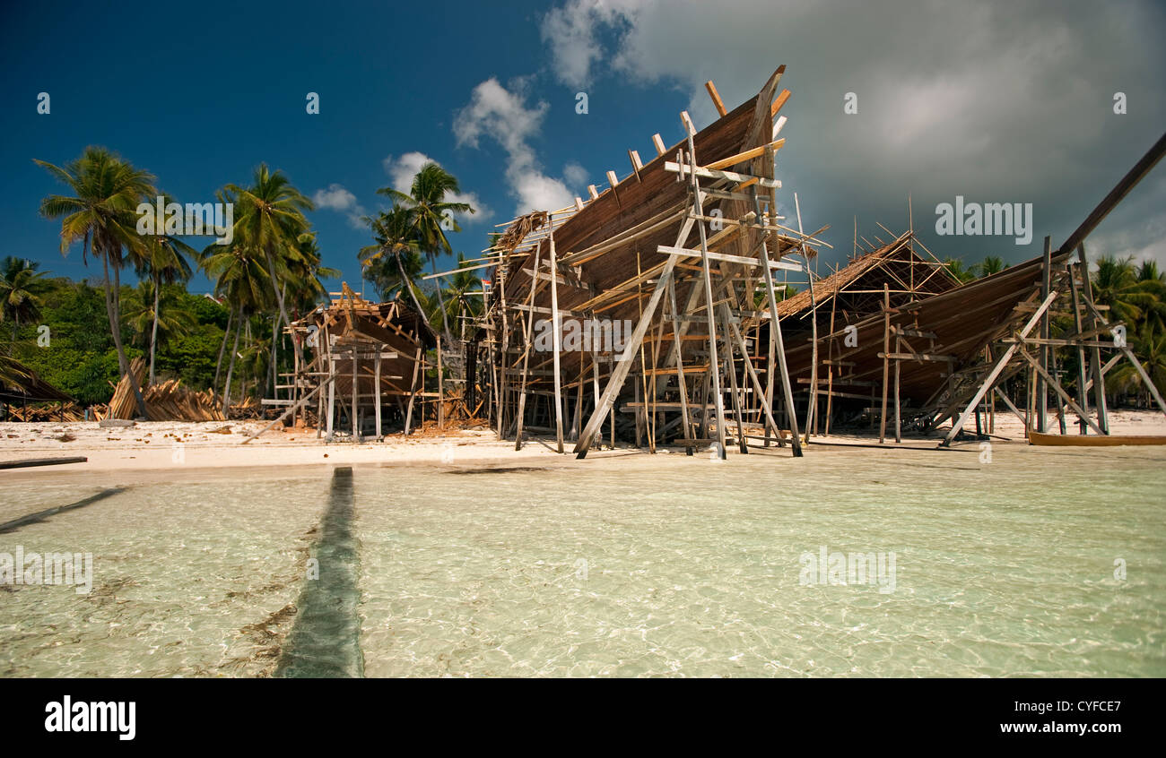 Traditional Pinisi wooden sailing boat construction, Bira Sulawesi ...