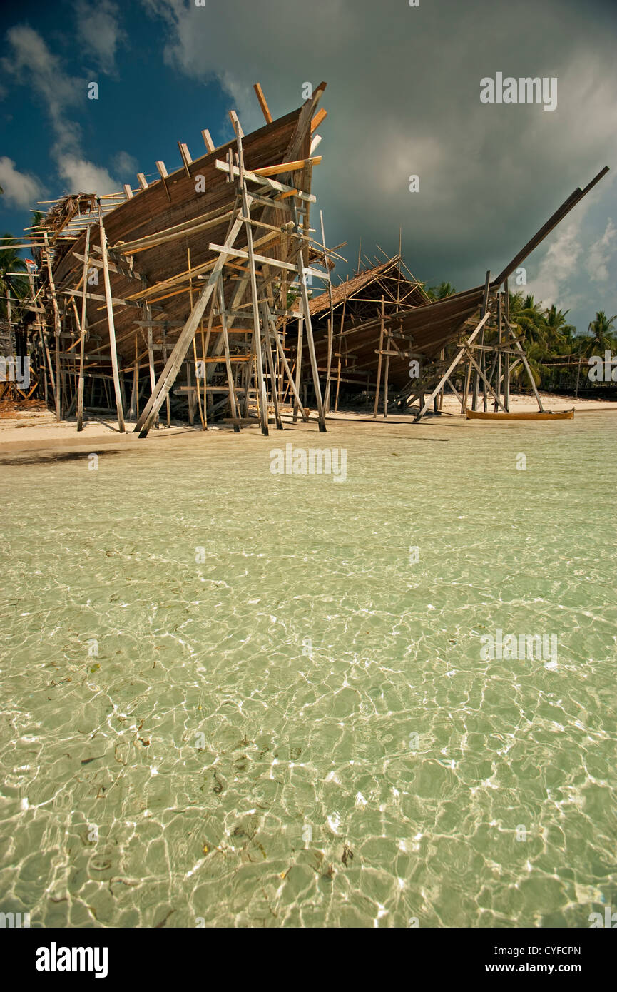 Traditional Pinisi wooden sailing boat construction, Bira Sulawesi ...