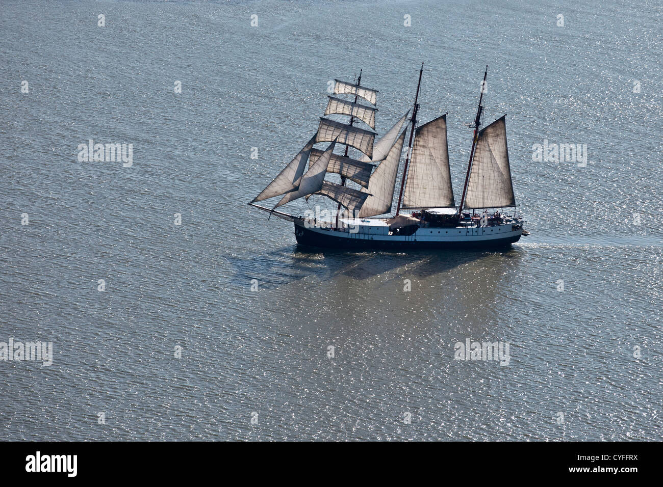 Three masted sailing ship hi-res stock photography and images - Alamy
