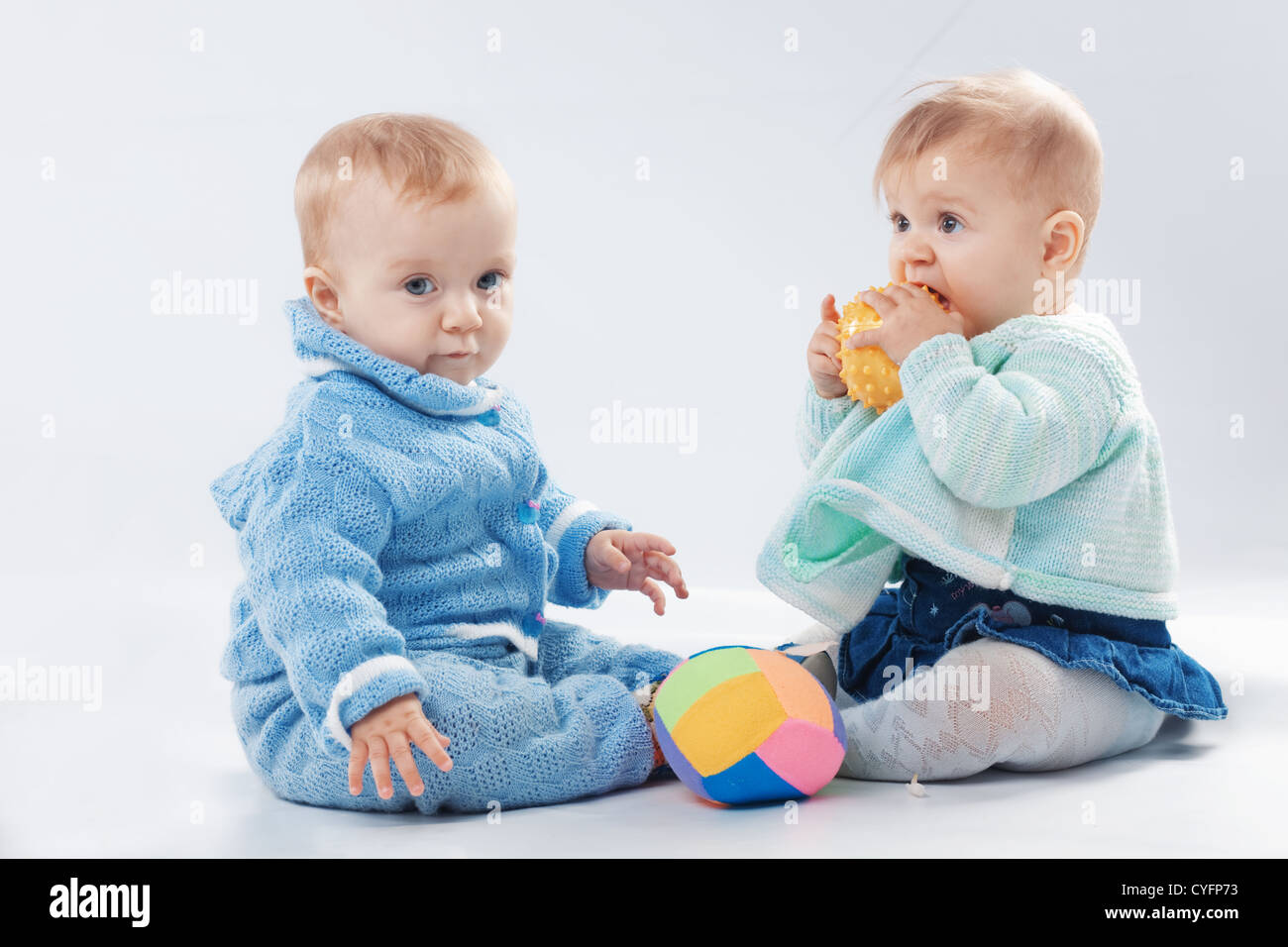 Twins babies cute sisters hi-res stock photography and images - Alamy