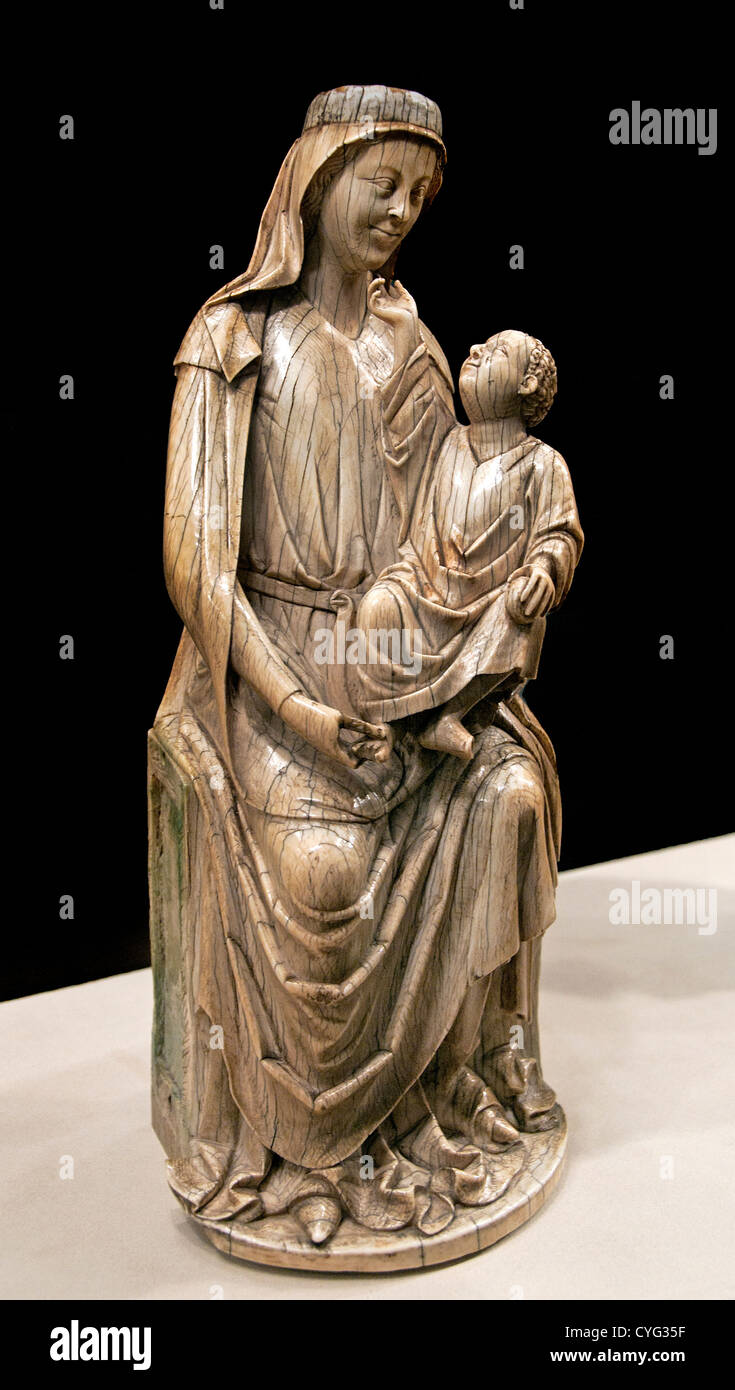 Virgin mary and jesus statue hi-res stock photography and images - Alamy