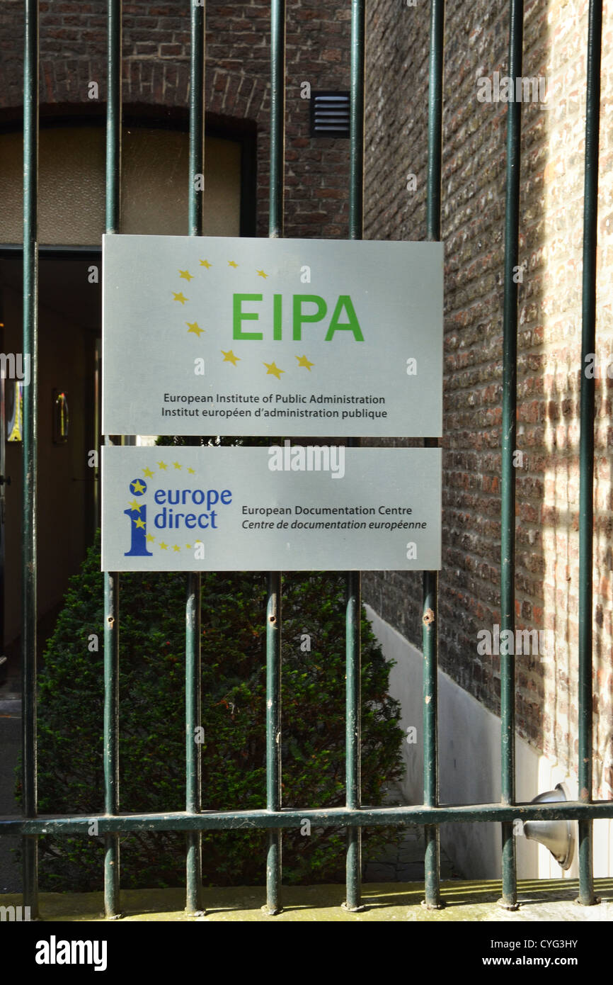 Office entrance gate hi-res stock photography and images - Alamy