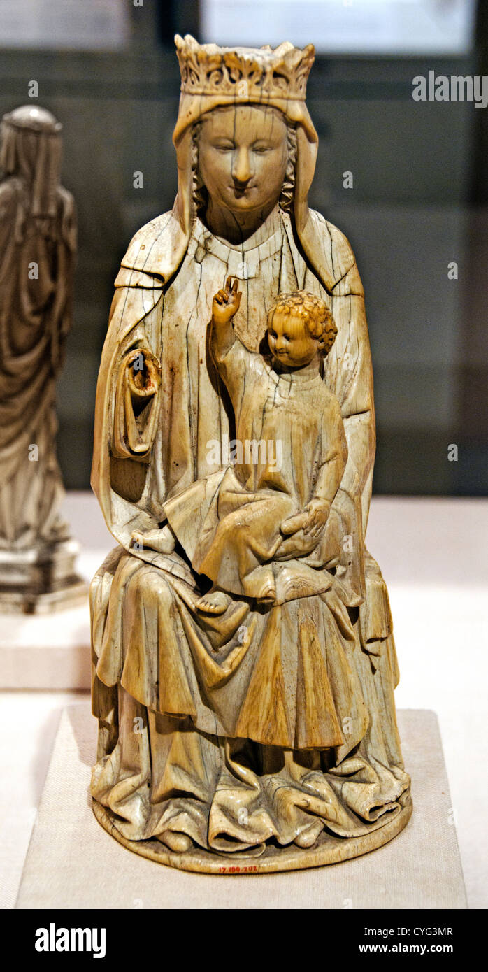 Virgin mary and jesus statue church hi-res stock photography and images ...