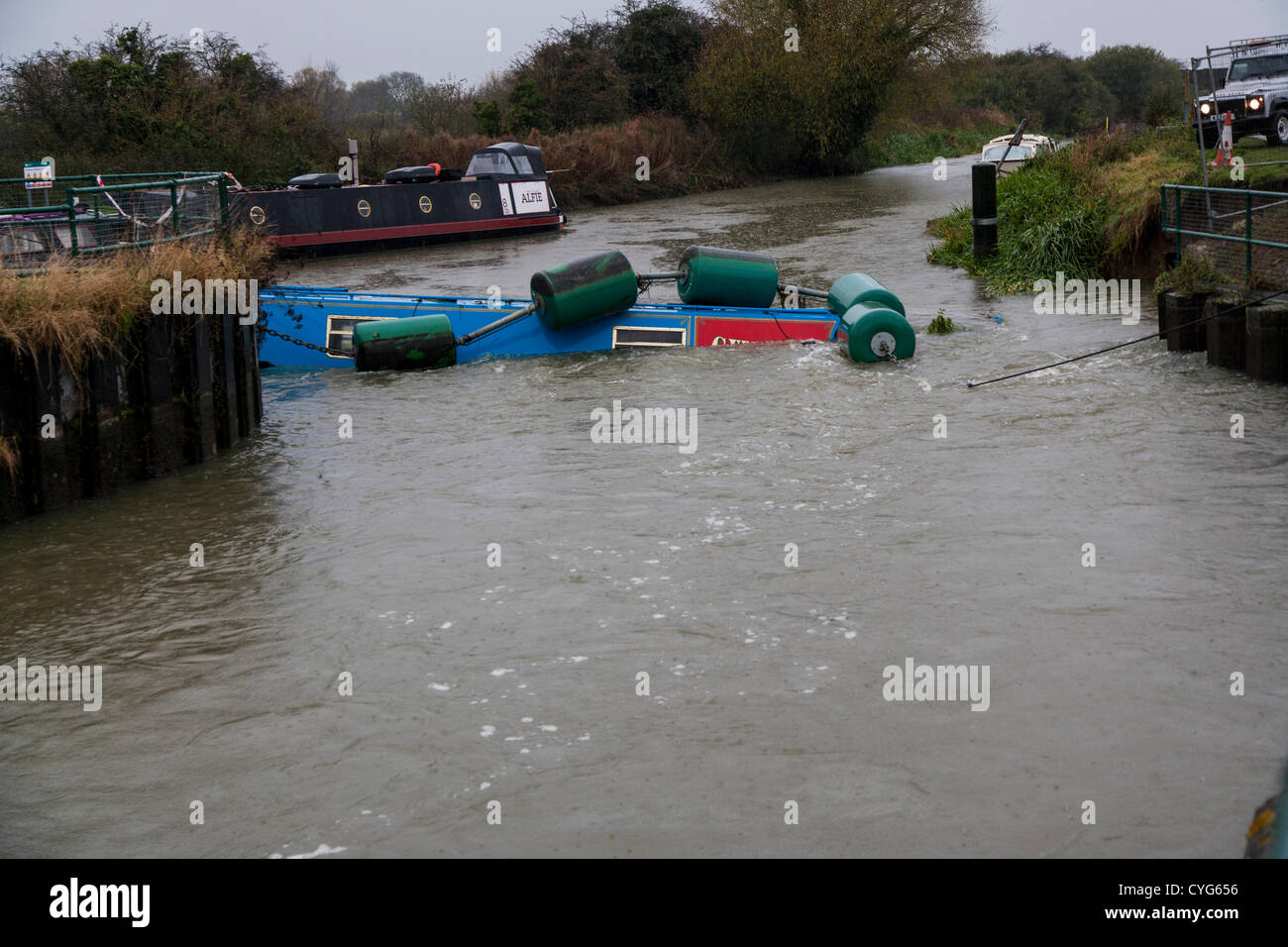 Accident ditchford lock canal locks narrowboat longboat hi-res stock ...
