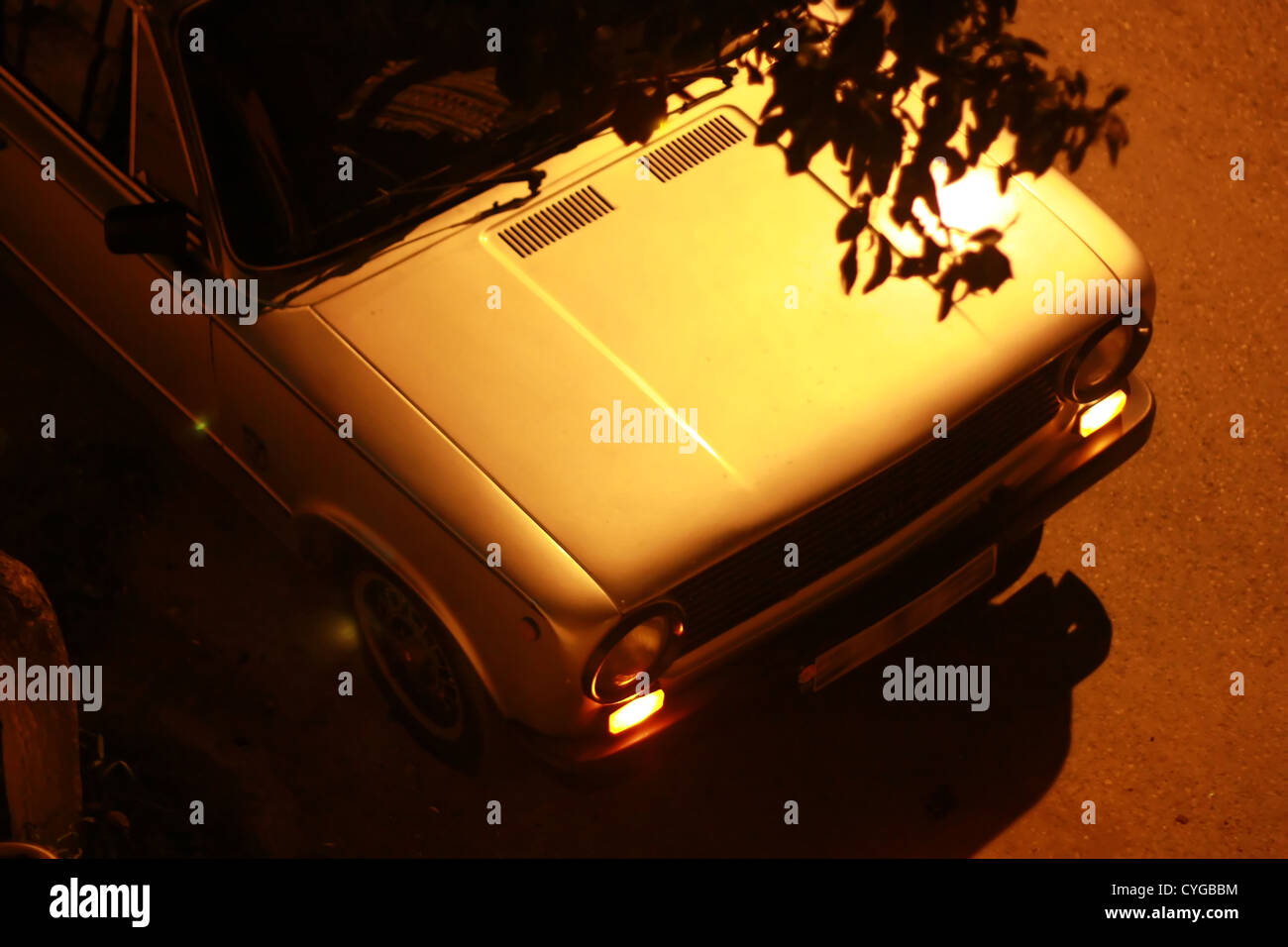 Car under tree hi-res stock photography and images - Alamy