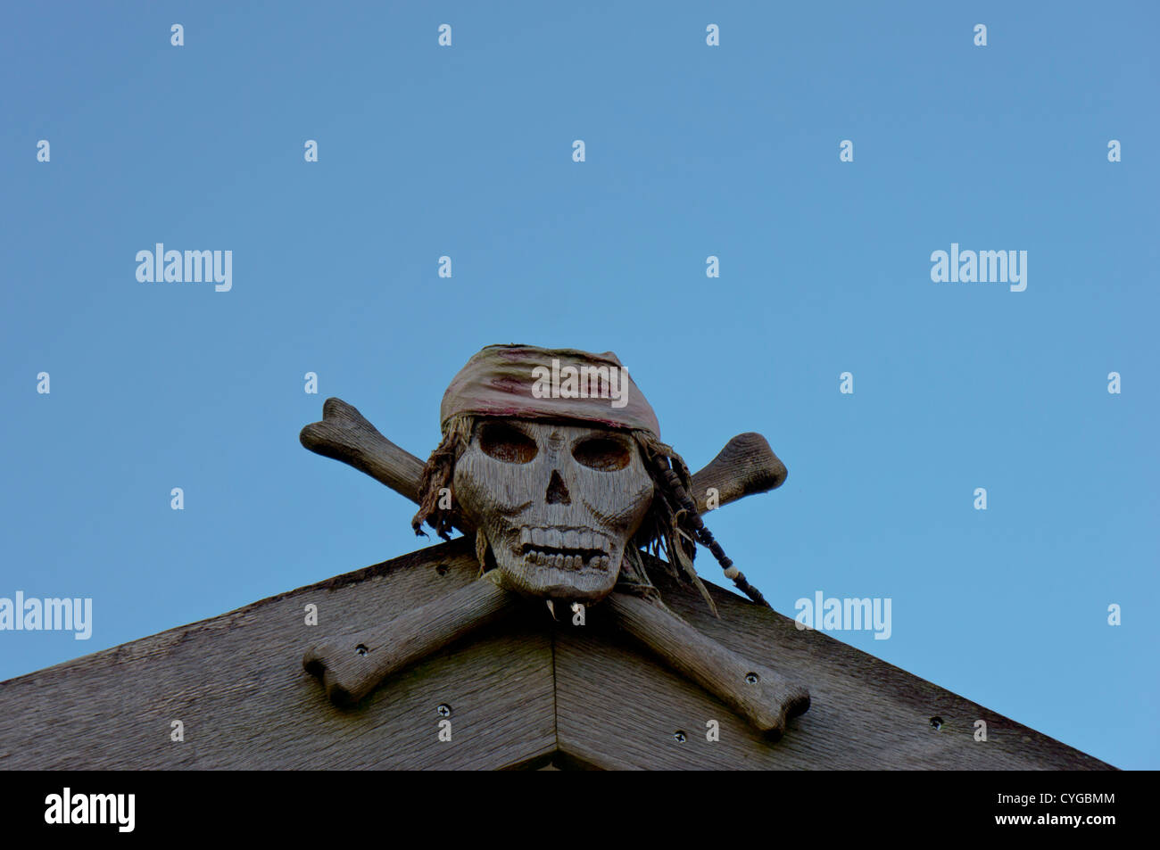 A carved pirate skull and cross bones on the roof of a beach hut Stock ...