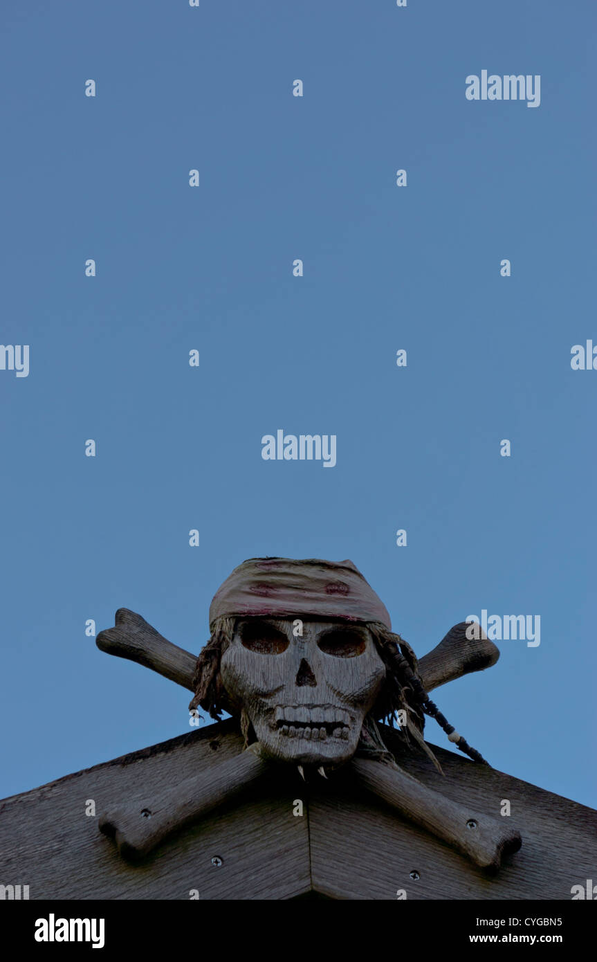 Skull and cross bones hi-res stock photography and images - Alamy