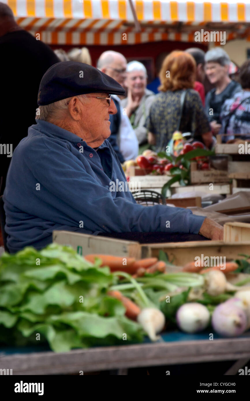 Old man sitting market hi-res stock photography and images - Alamy