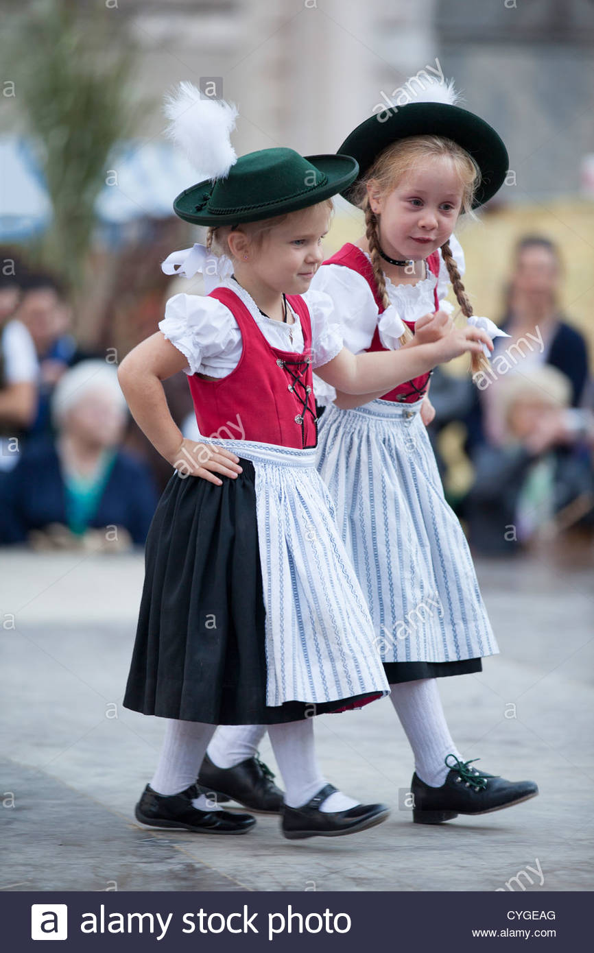 Folk Dancing Girls Stock Photos & Folk Dancing Girls Stock Images - Alamy