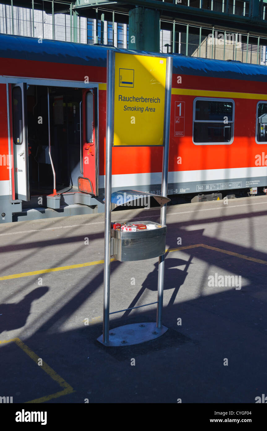 Ashtray sign hi-res stock photography and images - Alamy