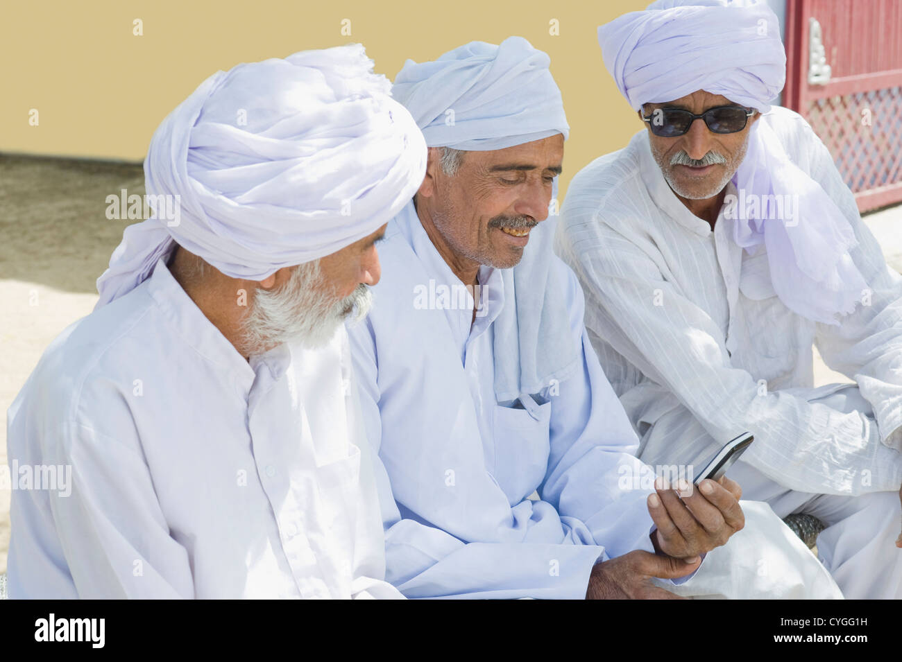 Farmer messaging on mobile hi-res stock photography and images - Alamy