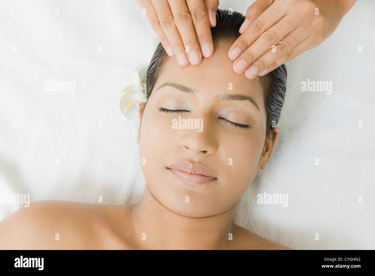 Woman receiving head massage at a spa Stock Photo - Alamy