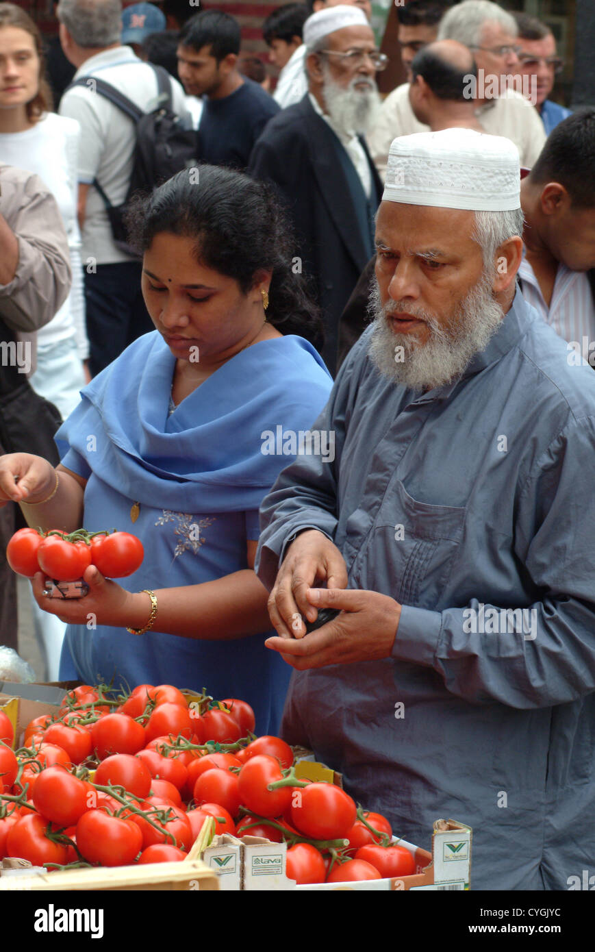 People buying fruit at the market Stock Photo - Alamy