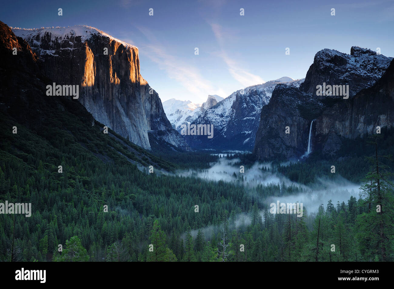 A sunrise over El Capitan from the famous Tunnel View, Yosemite ...