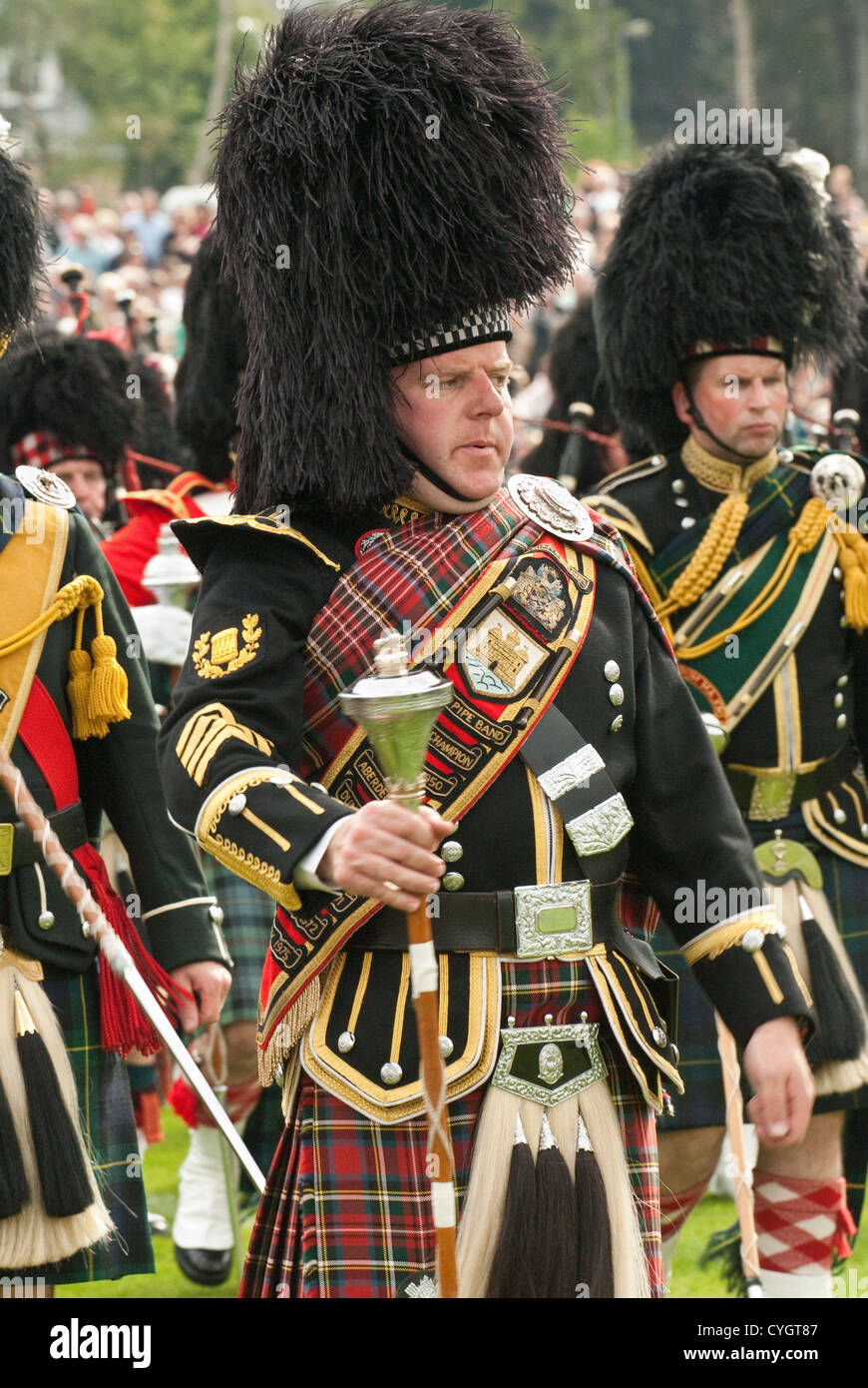 Marching pipe band bagpipes braemar hi-res stock photography and images ...