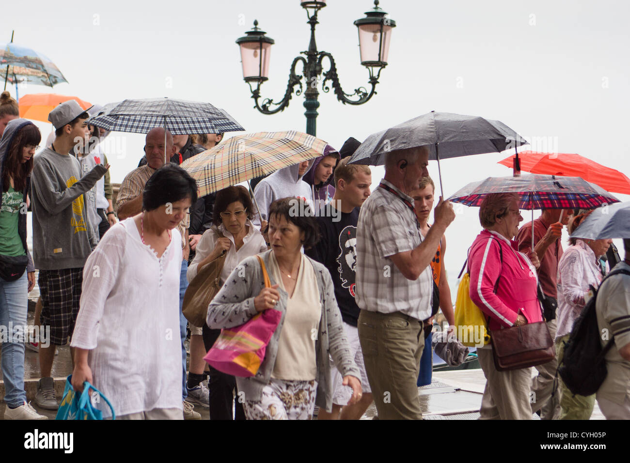 crowds of Tourists in the heavy rain. Venice waterfront.Italy Stock Photo - Alamy