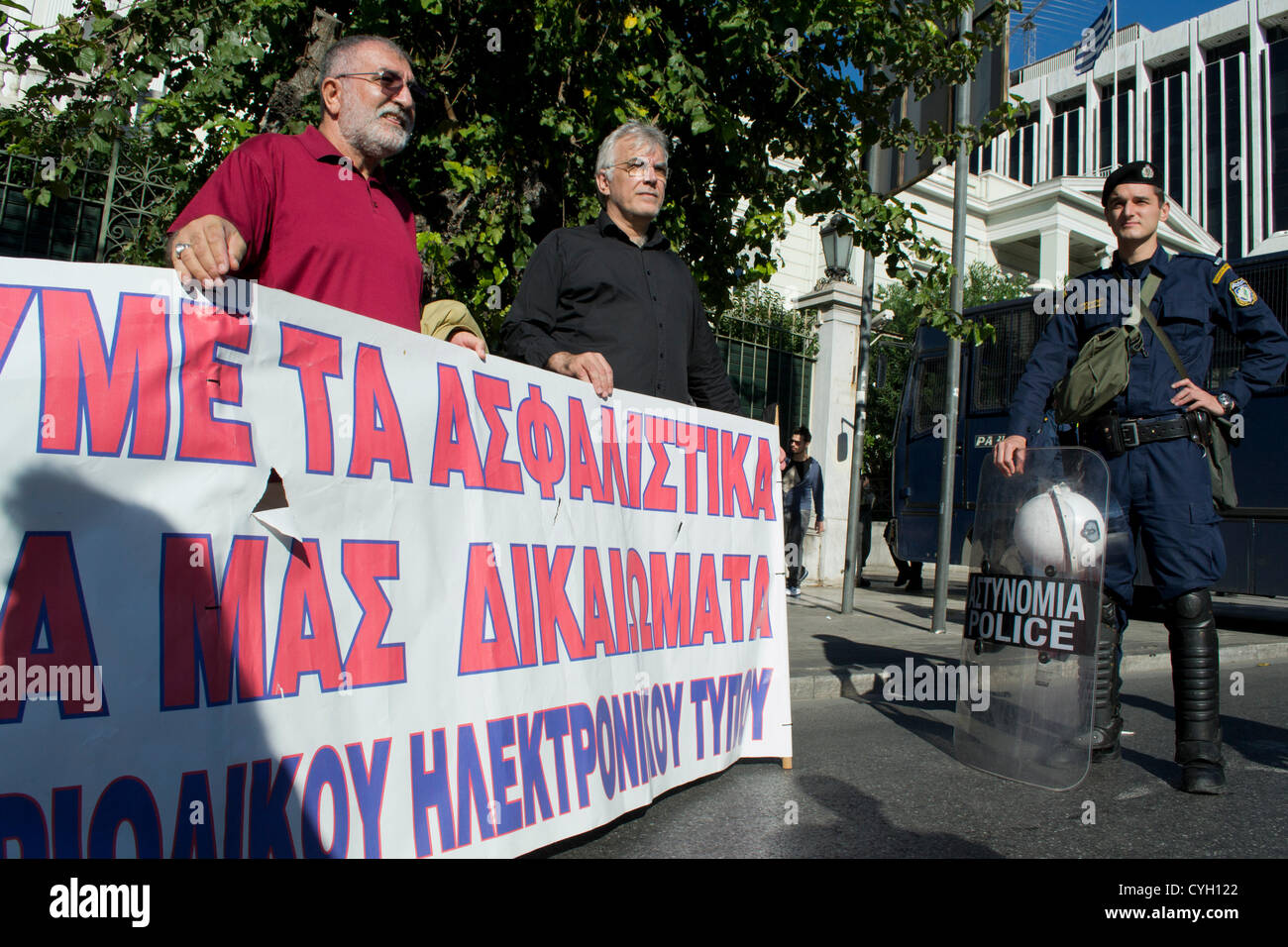 Protesters face riot police Stock Photo - Alamy