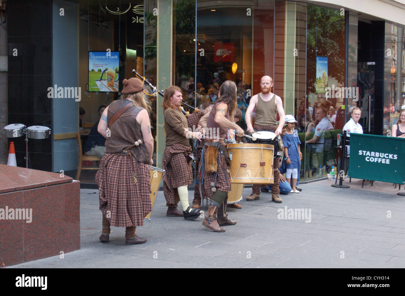 Traditional Scottish band perfroming in Buchanan Street in Glasgow ...