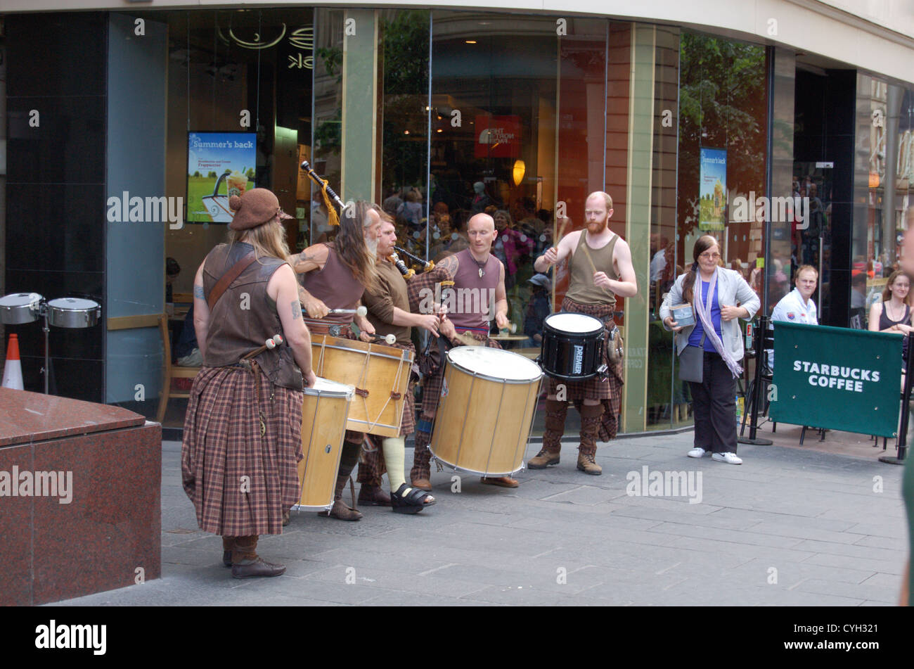 Band perfroming hi-res stock photography and images - Alamy