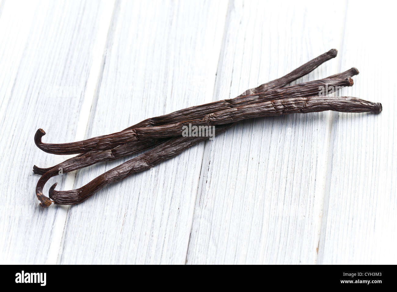 vanilla pods on kitchen table Stock Photo - Alamy