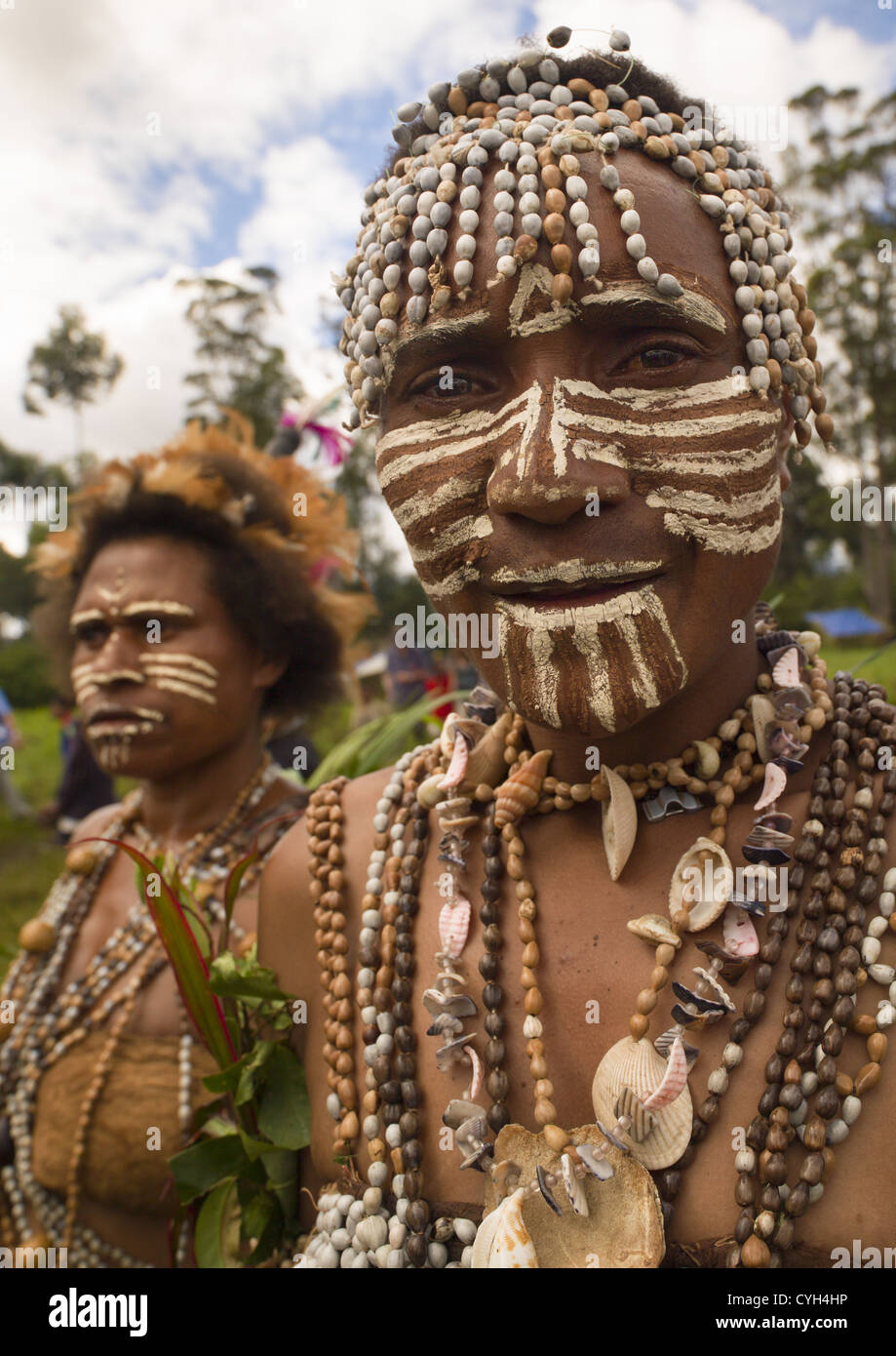 Highlander Warrior During Mt Hagen Sing Sing, Western Highlands, Papua ...