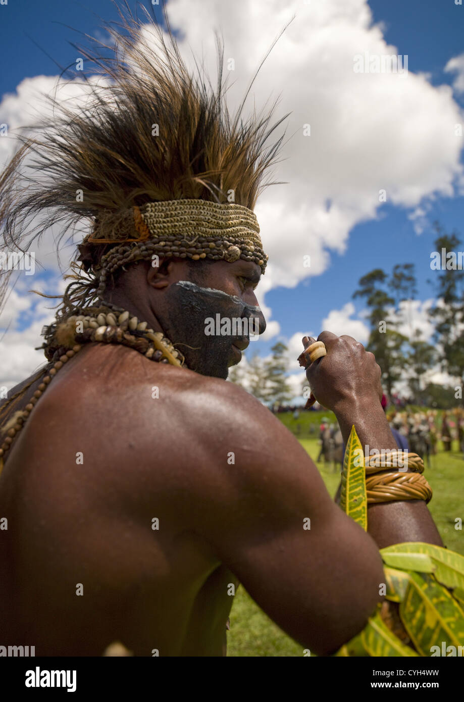 Chimbu Tribe Man During Mount Hagen Sing Sing Cultural Show , Mt Hagen ...