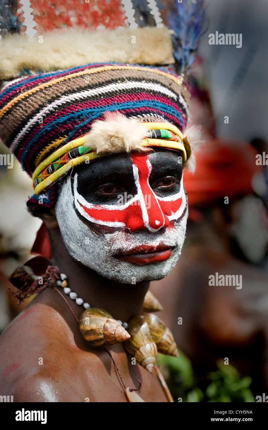 Highlander Warrior In Mount Hagen During Sing Sing Ceremony, Western ...