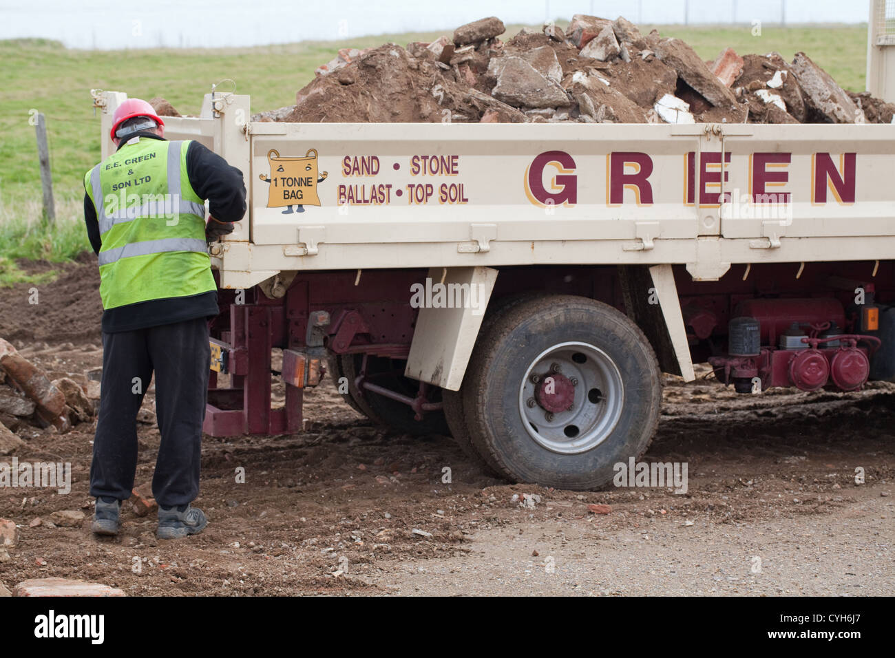 Lorry loaded with bricks hi-res stock photography and images - Alamy