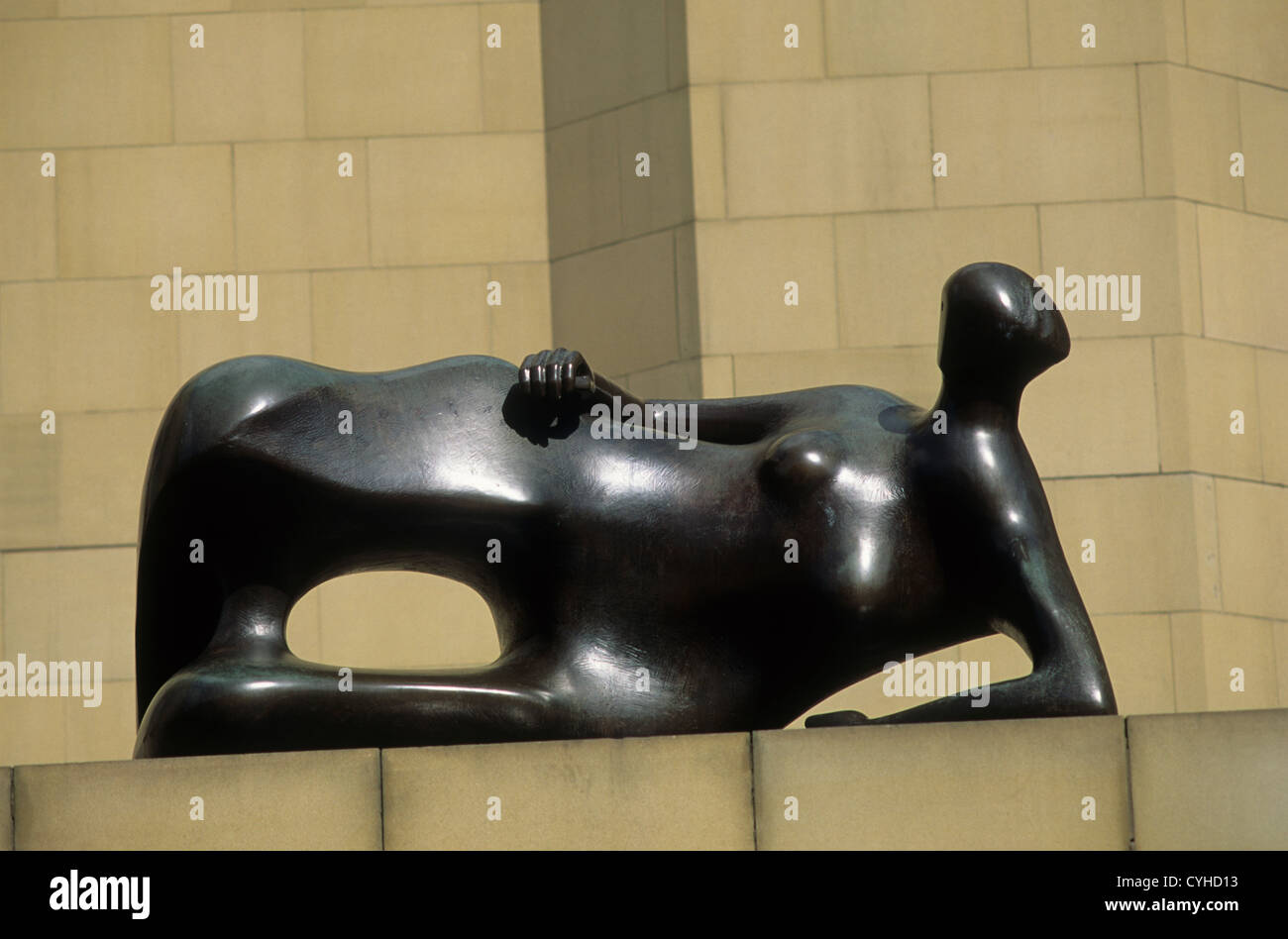 Henry Moore Statue, City Art Gallery, Leeds, UK Stock Photo - Alamy