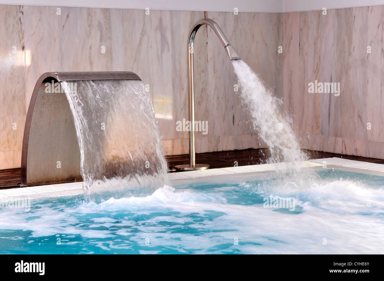 Pool with streams of water in modern spa Stock Photo - Alamy