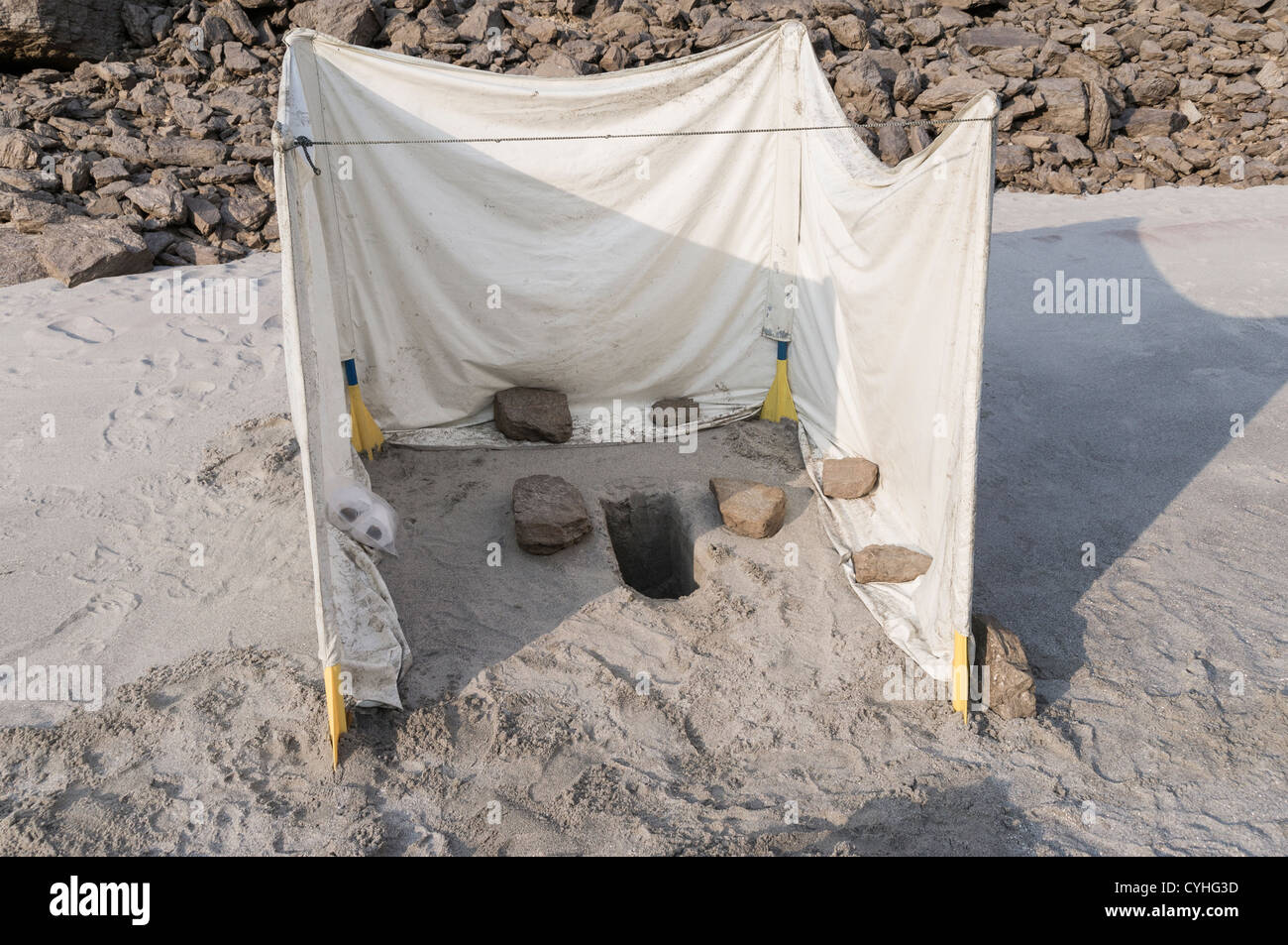 Sand primitive toilet hi-res stock photography and images - Alamy