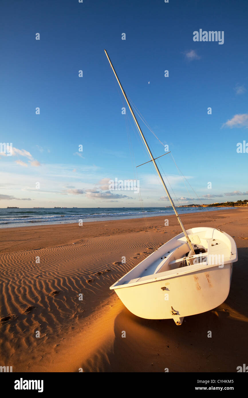 boat on sandy beach Stock Photo - Alamy