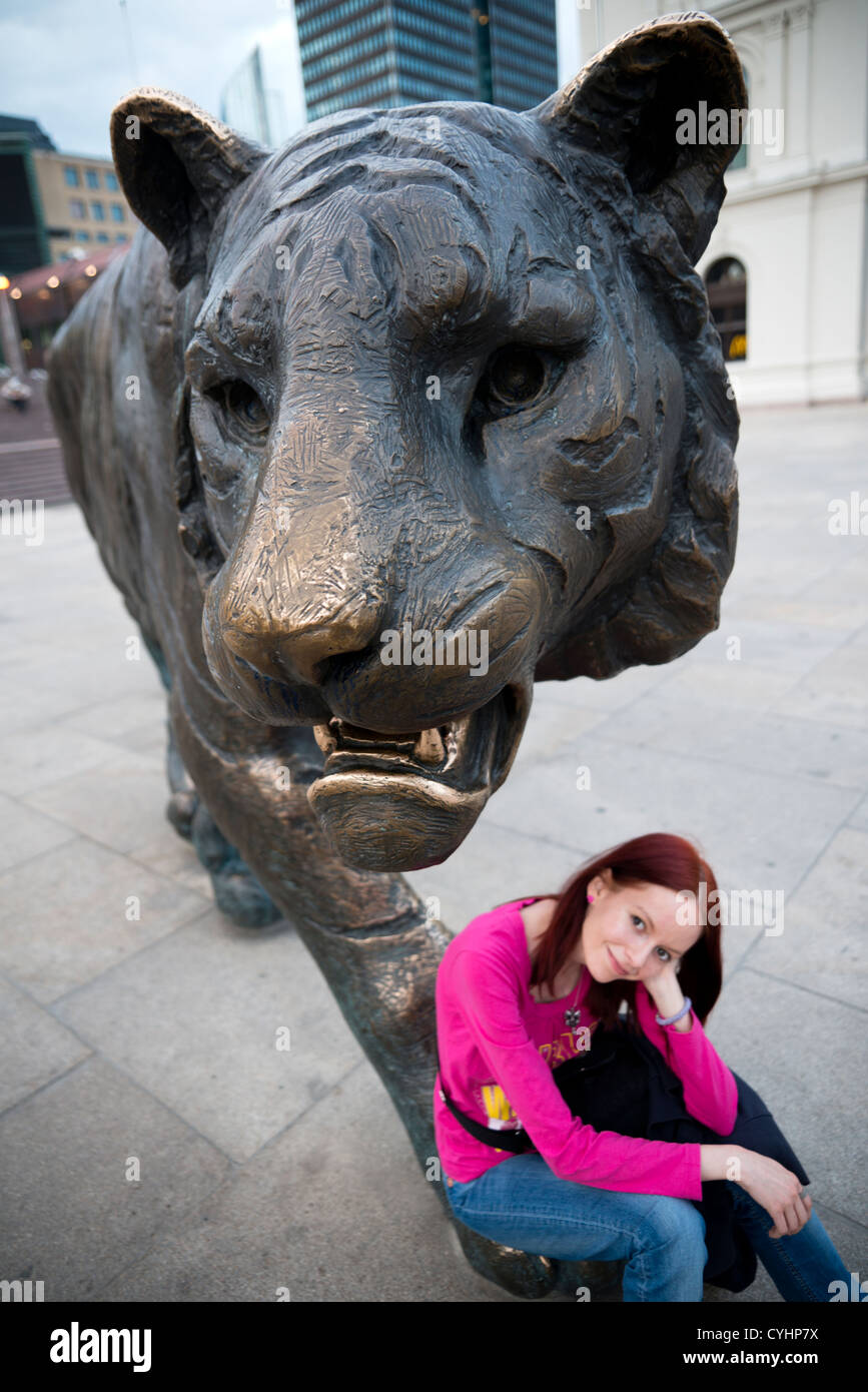 Tiger statue hi-res stock photography and images - Alamy