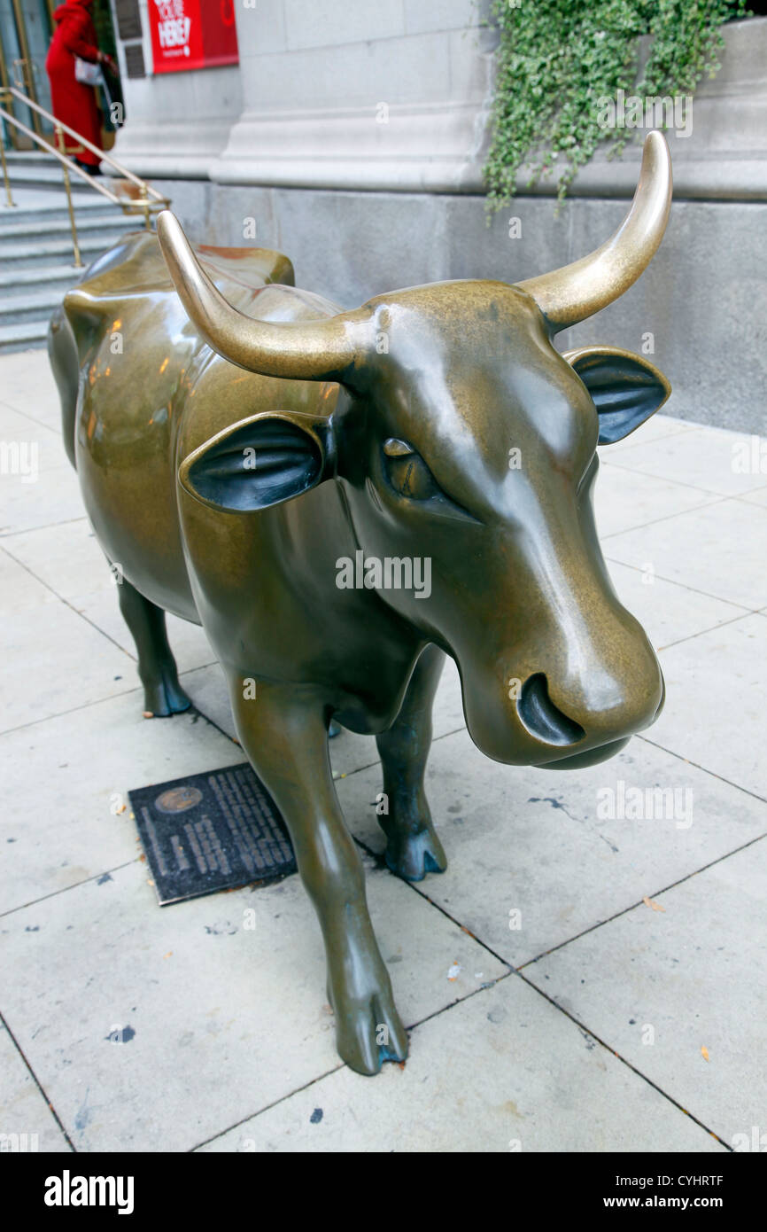 Bronze Cow Statue commemorating the Cow Parade, Chicago, Illinois ...
