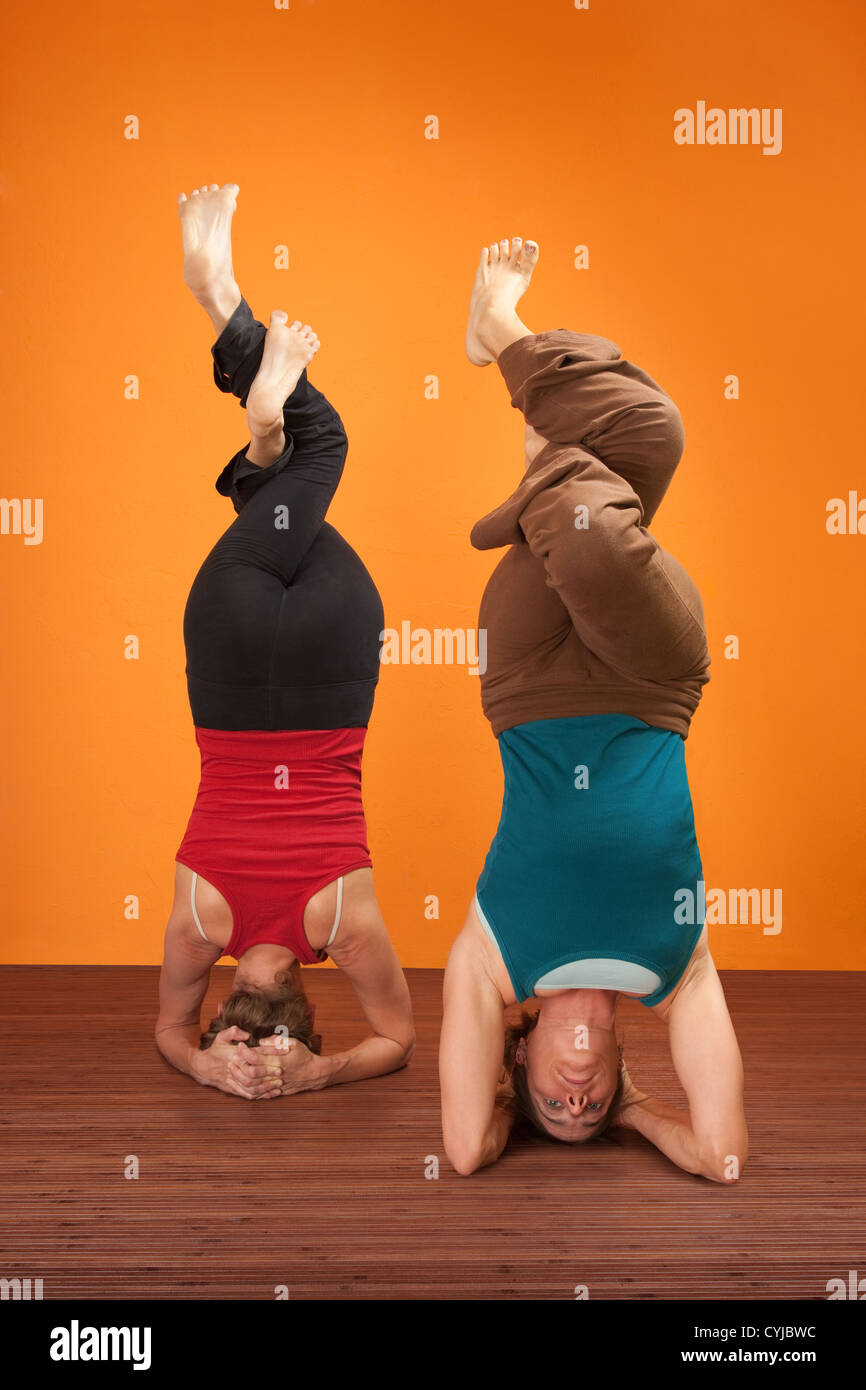 Legs entwined hi-res stock photography and images - Alamy