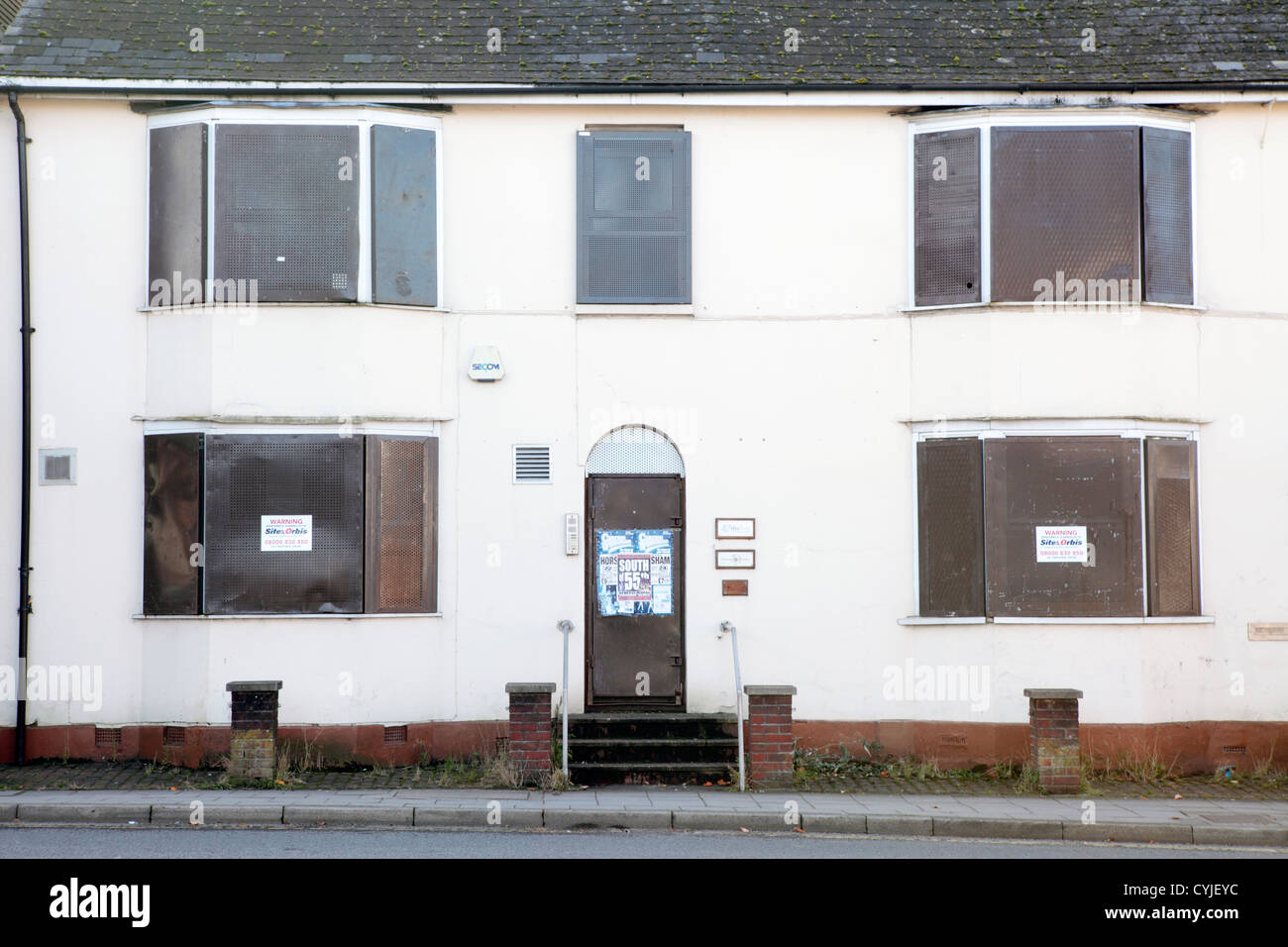 Empty boarded up building hi-res stock photography and images - Alamy